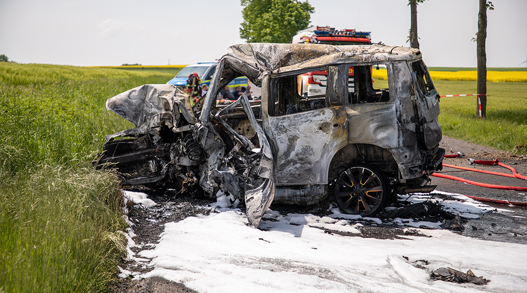 PKW prallt gegen Baum und geht in Flammen auf