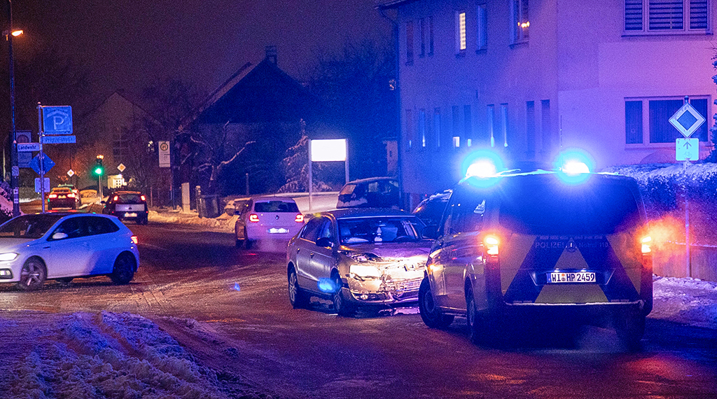 Unfall auf Kreuzung - Zwei Verletzte - Person eingeklemmt