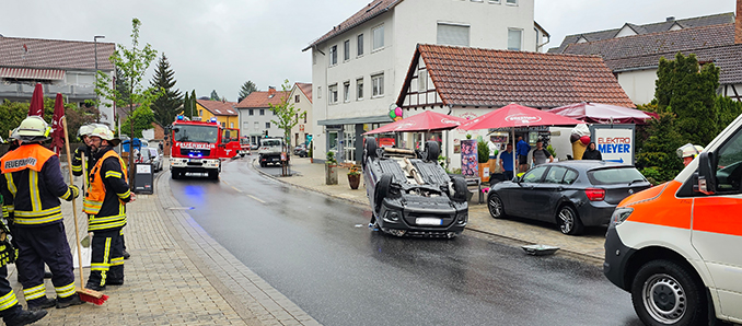 Auto überschlägt sich und landet am Dach – Zwei Verletzte - fuldainfo.de