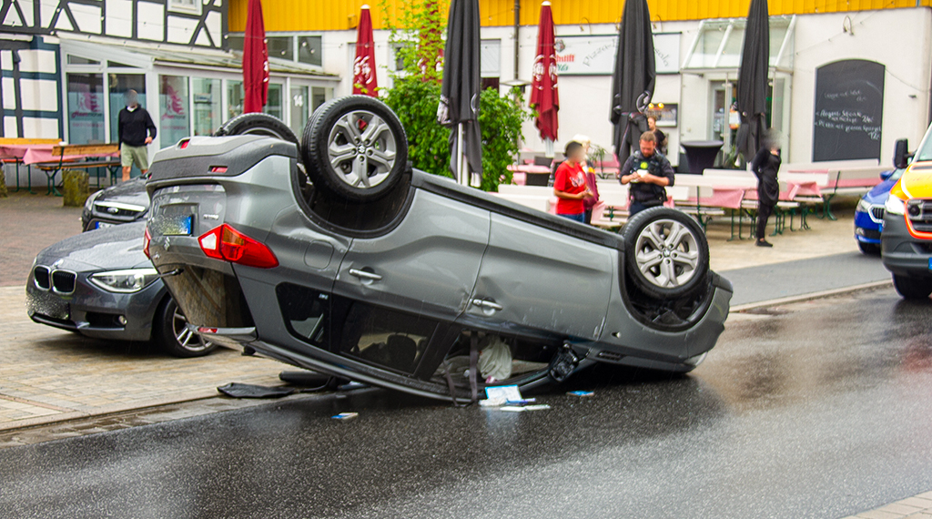 Auto überschlägt sich und landet am Dach – Zwei Verletzte - fuldainfo.de