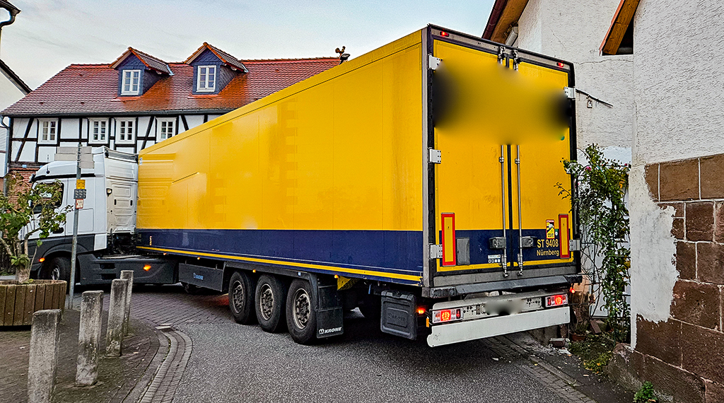 Lkw-Fahrer fährt sich zwischen Häusern fest – fuldainfo.de