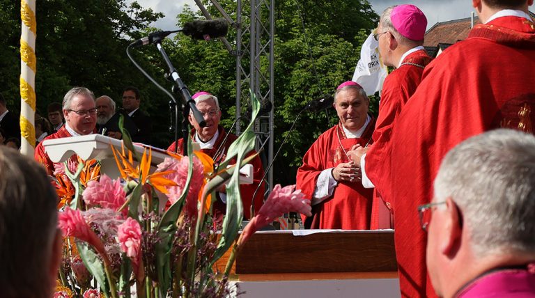 Bonifatiusfest in Fulda: Wallfahrt setzte Zeichen der Gemeinschaft ...